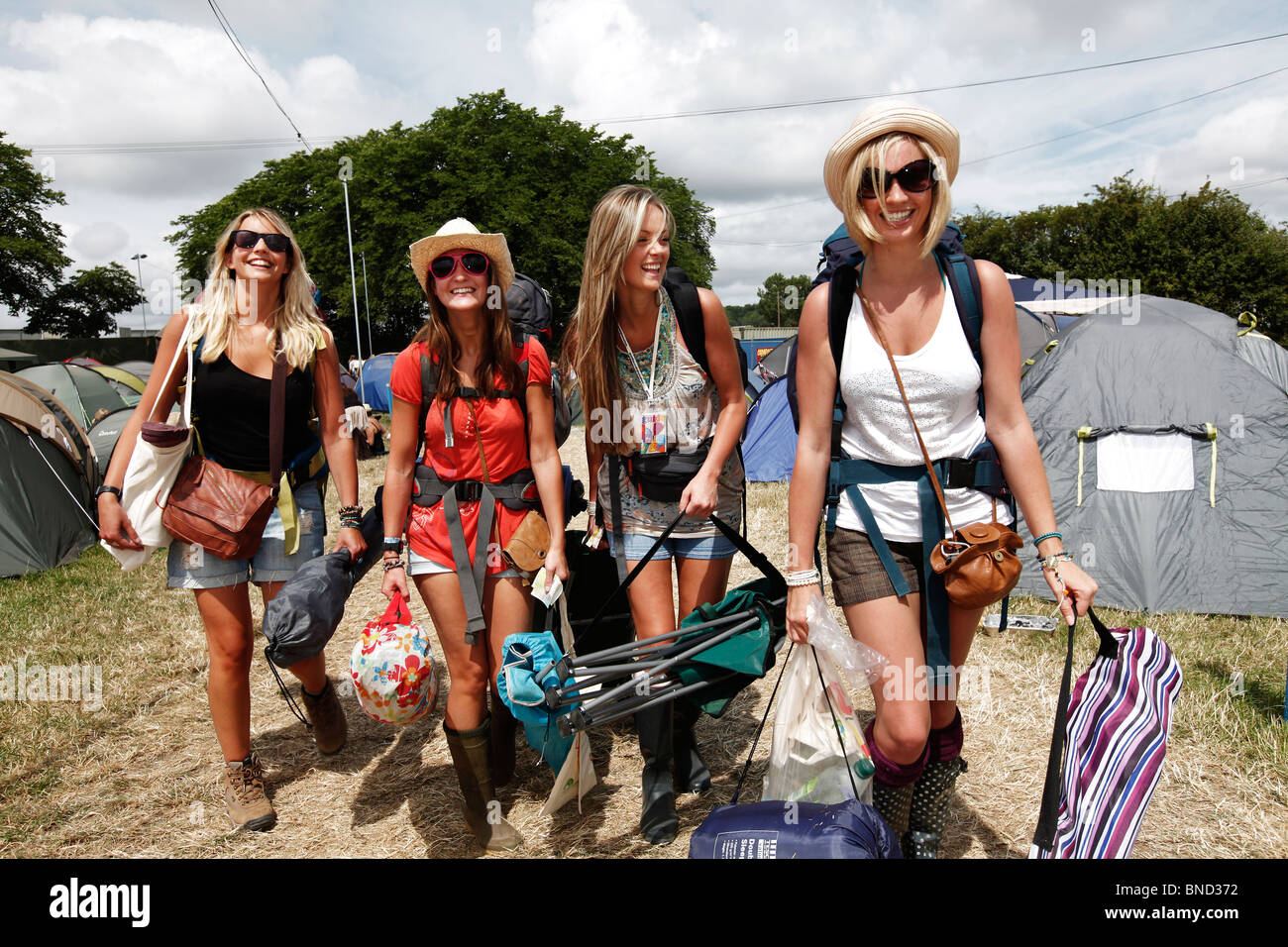 4 Mädchen, camping Stockfotografie - Alamy