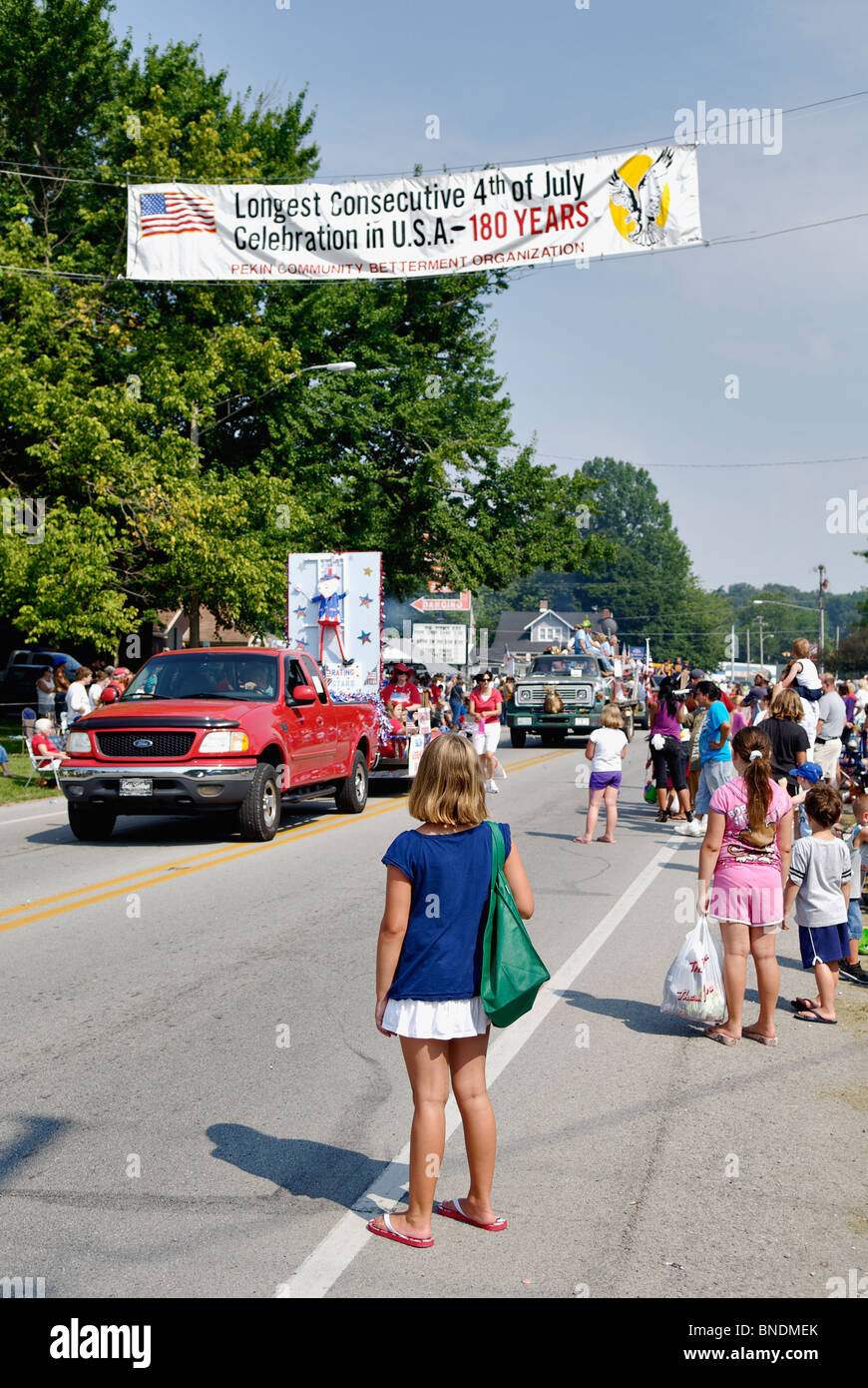 Junge Mädchen beobachten die älteste kontinuierliche Independence Day ...