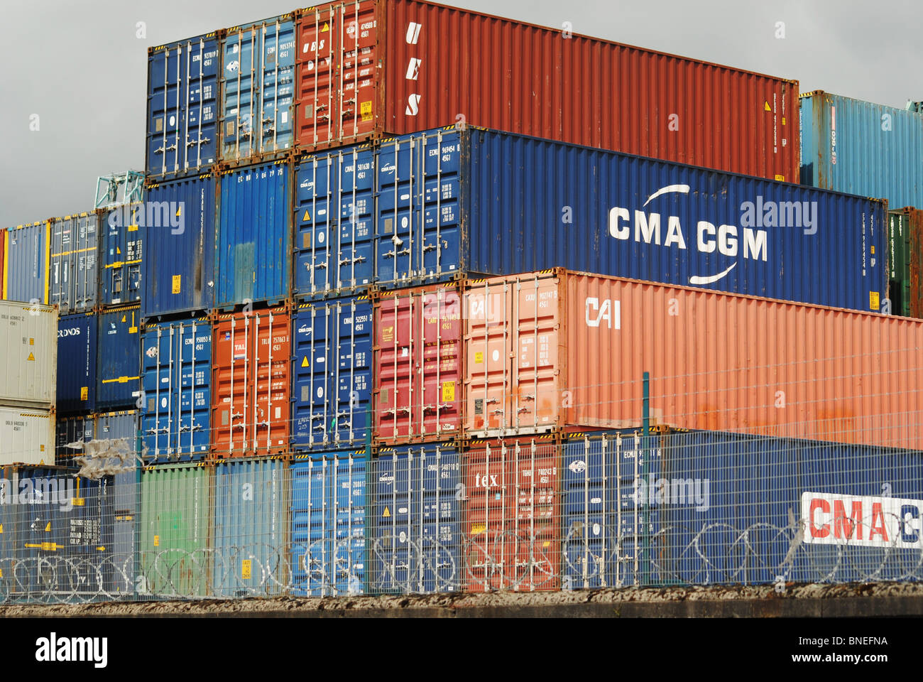 Pile of containers -Fotos und -Bildmaterial in hoher Auflösung – Alamy