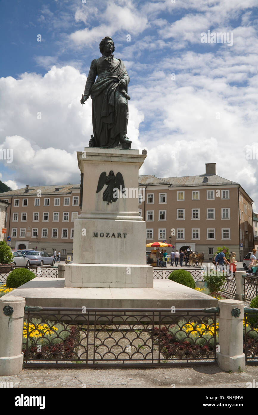 Salzburg Österreich EU Mozart-Statue in Mozartplatz Stockfotografie - Alamy