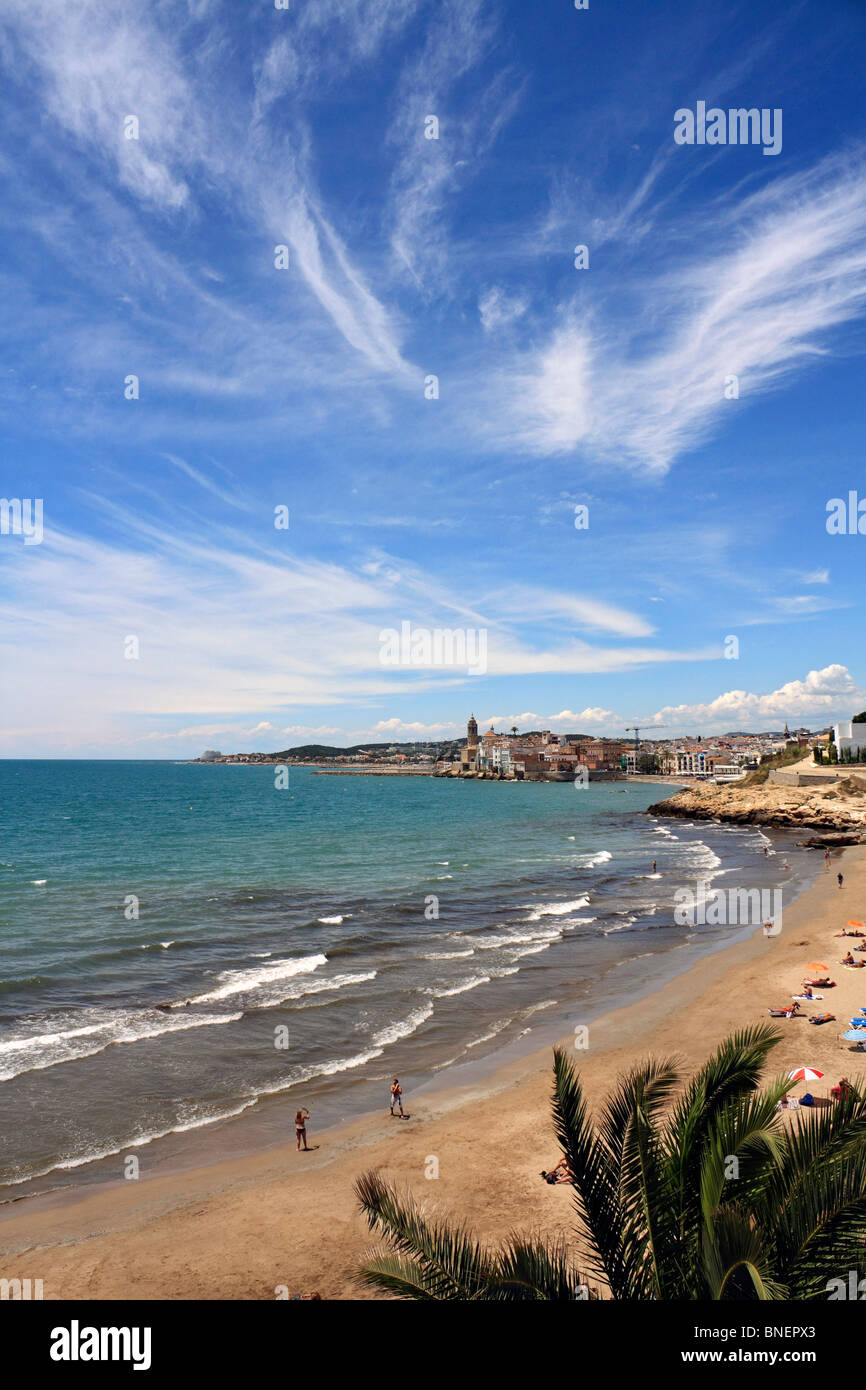 Blick auf Balmins Strand und die Stadt über Sitges, Katalonien, Spanien ...