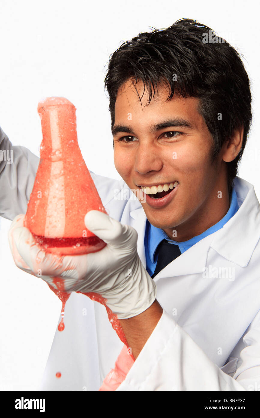 Laborantin hält eine Flasche mit einer Flüssigkeit im Inneren ...