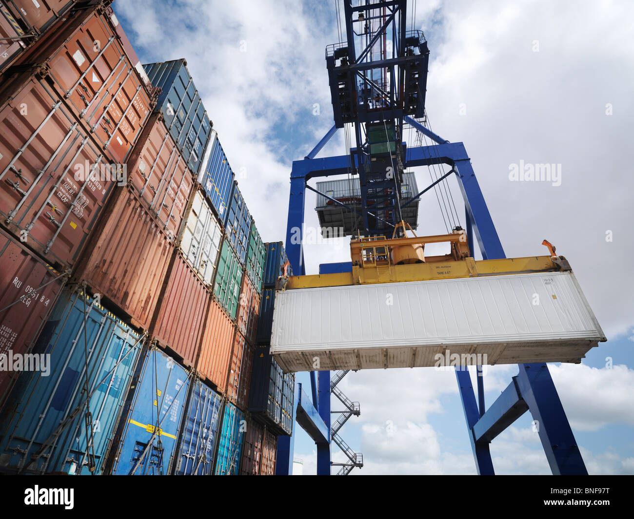 Containers crane -Fotos und -Bildmaterial in hoher Auflösung – Alamy