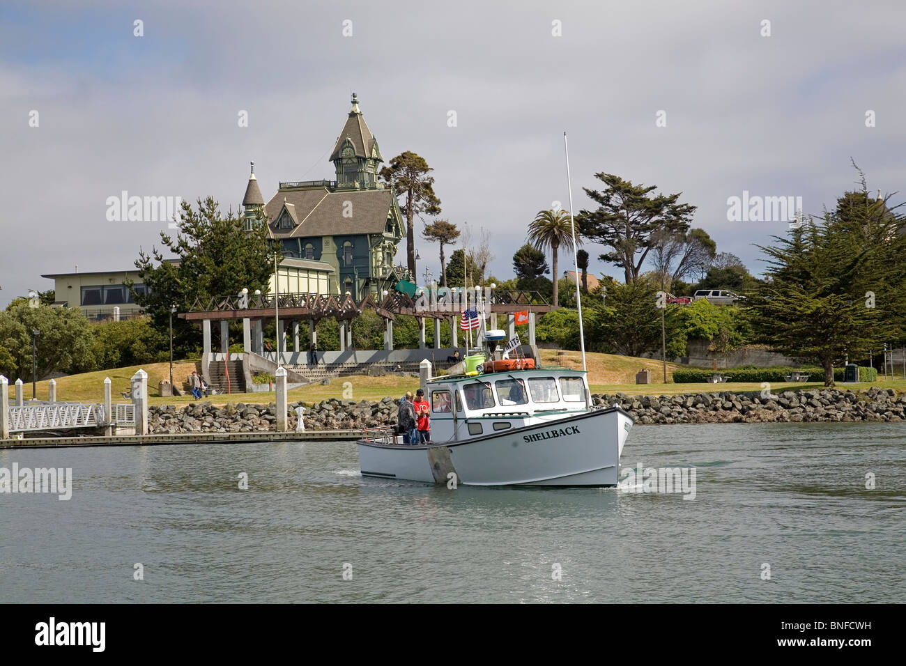 Ein Fischerboot im Hafen und Ingomar Club oder Carson Mansion, eine ...