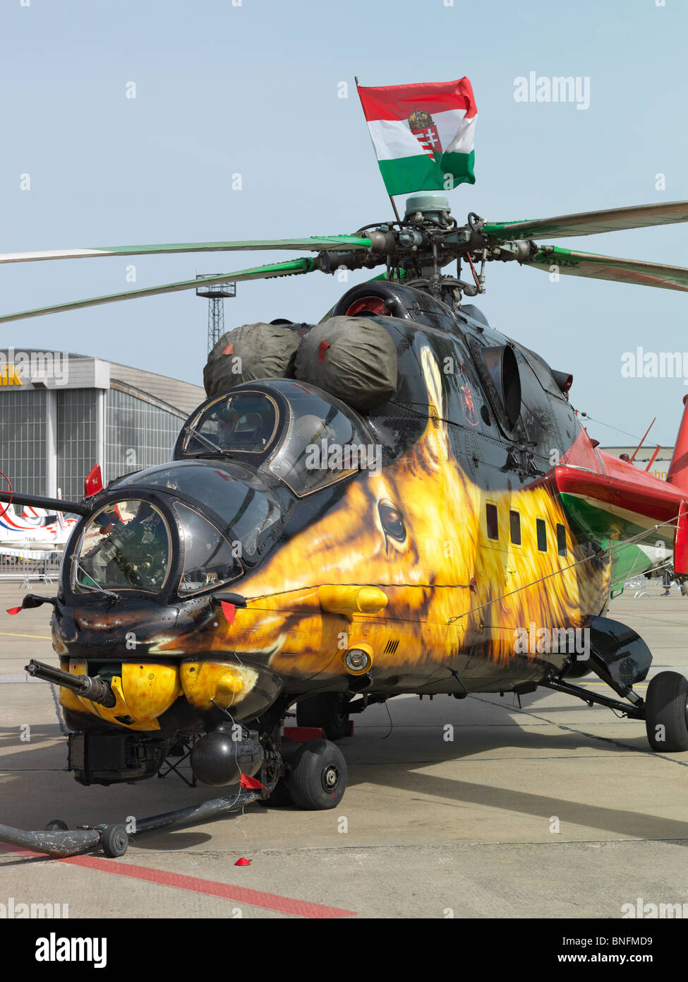 Ungarische Mil Mi-24 Hind-Hubschrauber mit einer auffälligen Lackierung ...