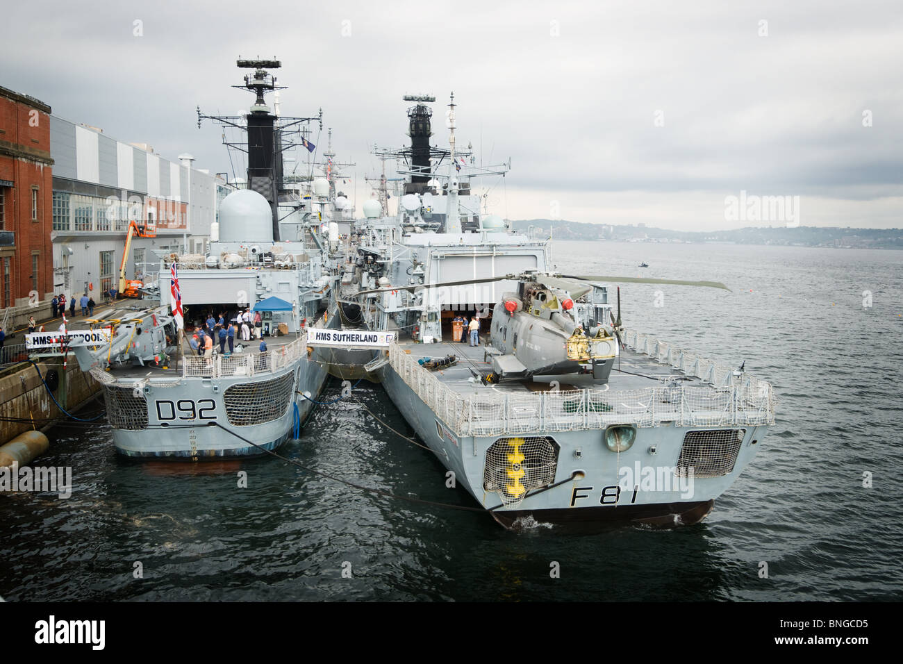 Royal Navy Zerstörer HMS LIVERPOOL und Fregatte HMS SUTHERLAND neben ...