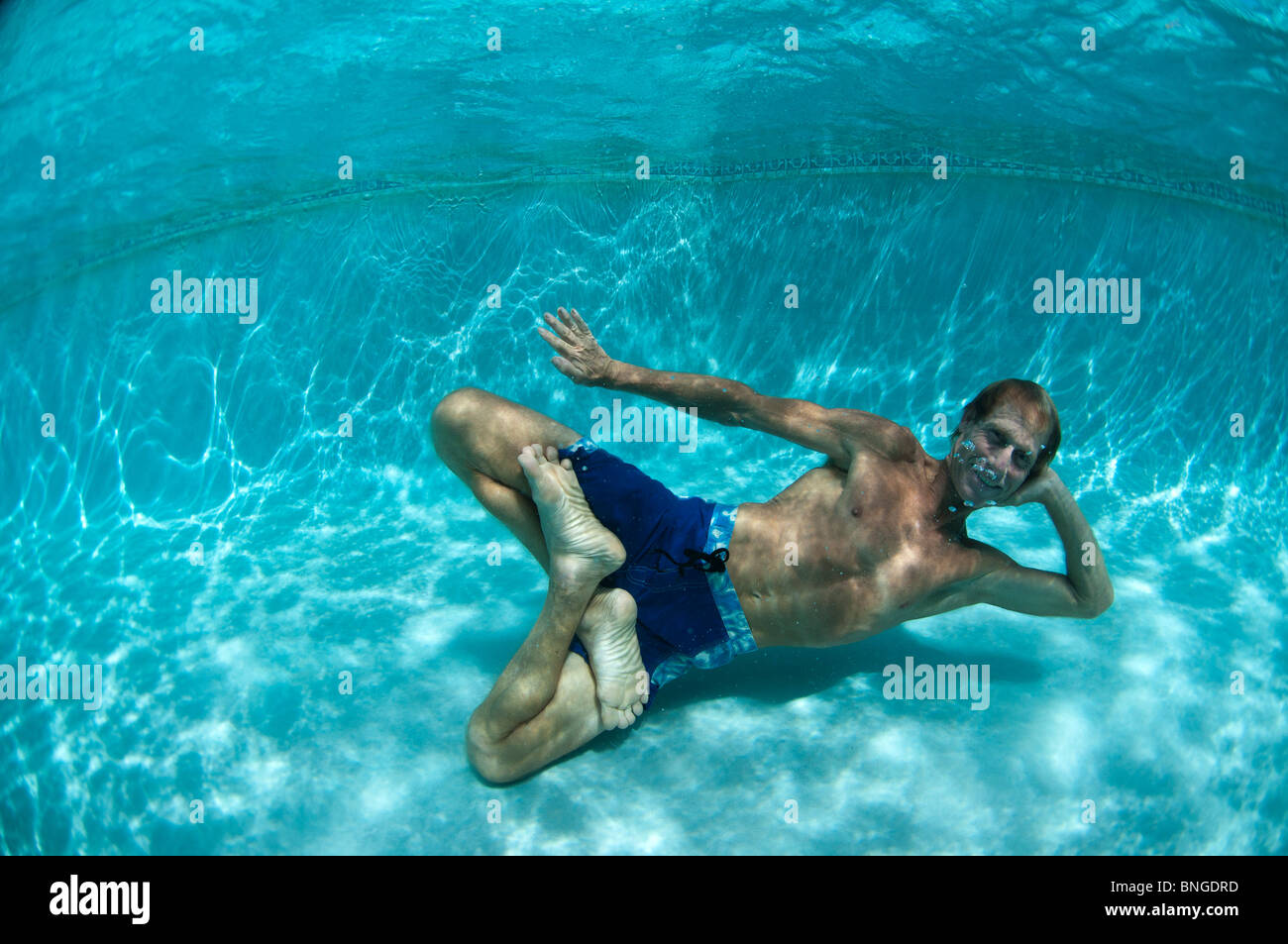 Unterwasser yoga -Fotos und -Bildmaterial in hoher Auflösung – Alamy