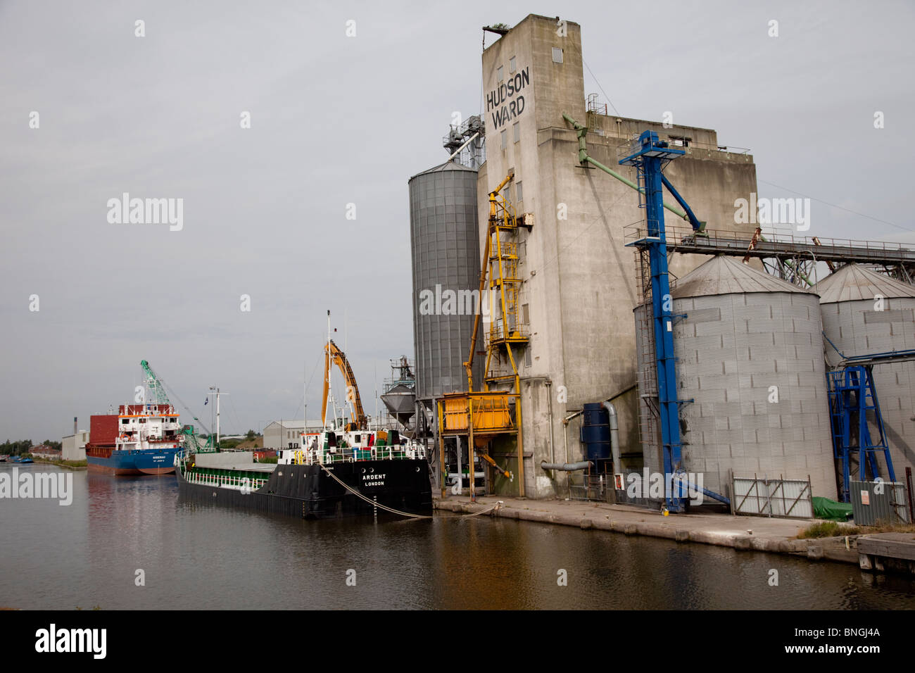 Container-Schiffe entladen am Wharf Goole Port Yorkshire UK ...