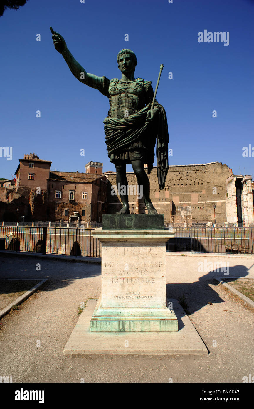 Bronzestatue des kaisers caesar augustus -Fotos und -Bildmaterial in ...