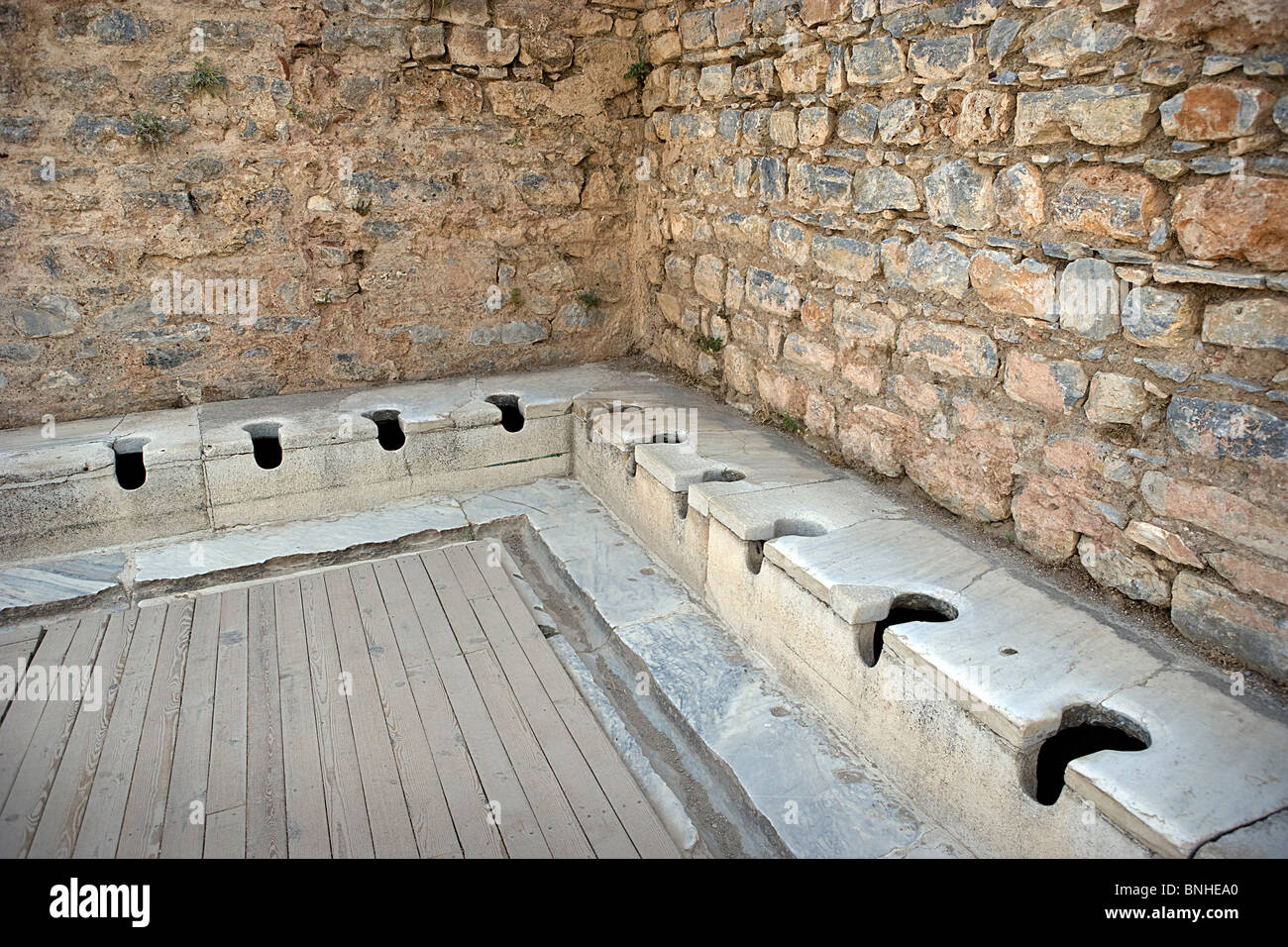 Ancient roman toilets ephesus -Fotos und -Bildmaterial in hoher ...