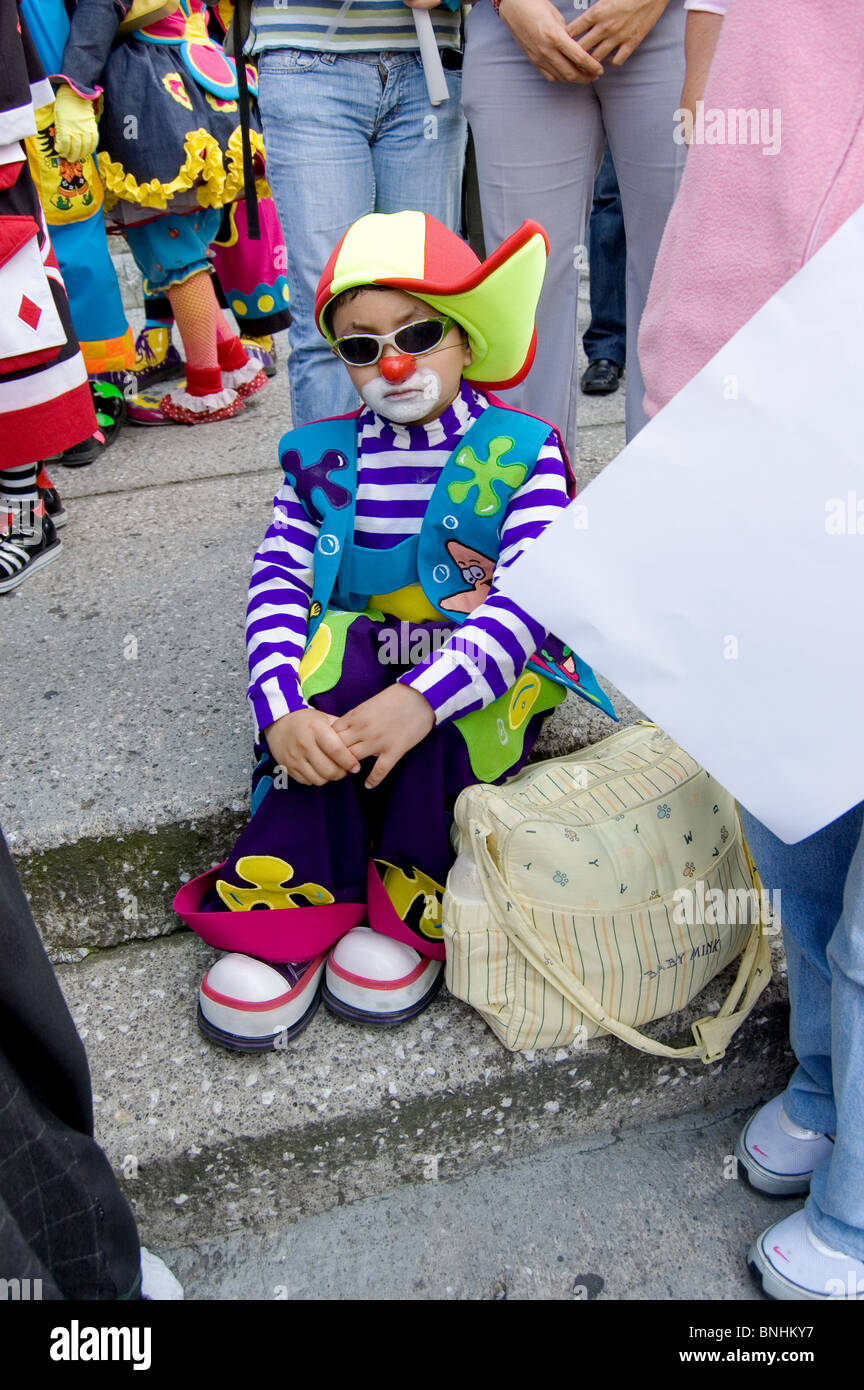 Kind-Clown während einer Clown-Parade in Mexiko-Stadt mit Clowns aus ...