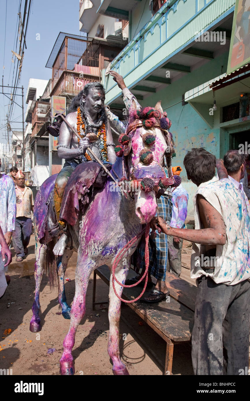 Leute feiern Holi-fest. Varanasi (Benares). Indien Stockfotografie - Alamy