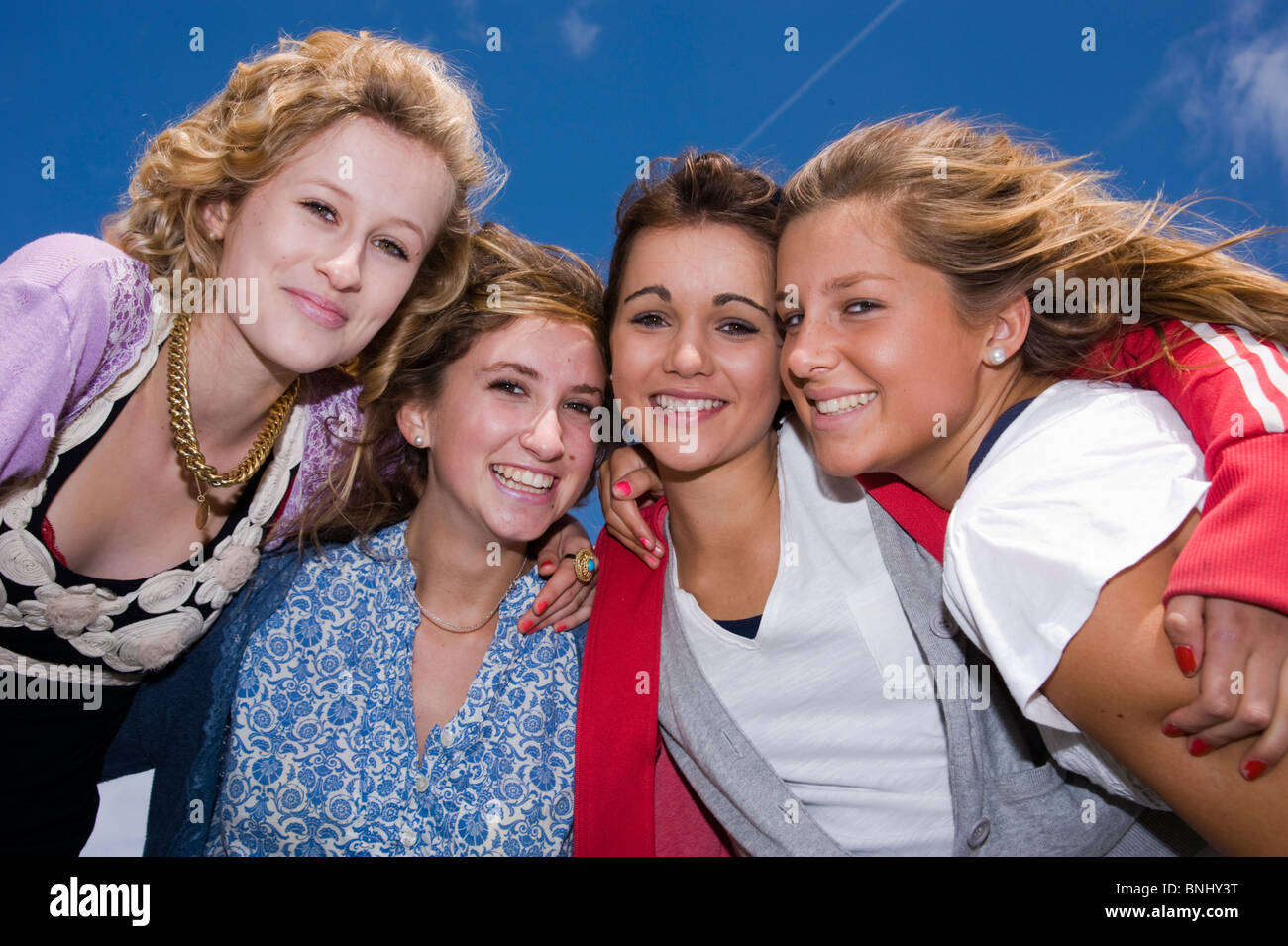 Gruppe von menschen 4 personen -Fotos und -Bildmaterial in hoher ...