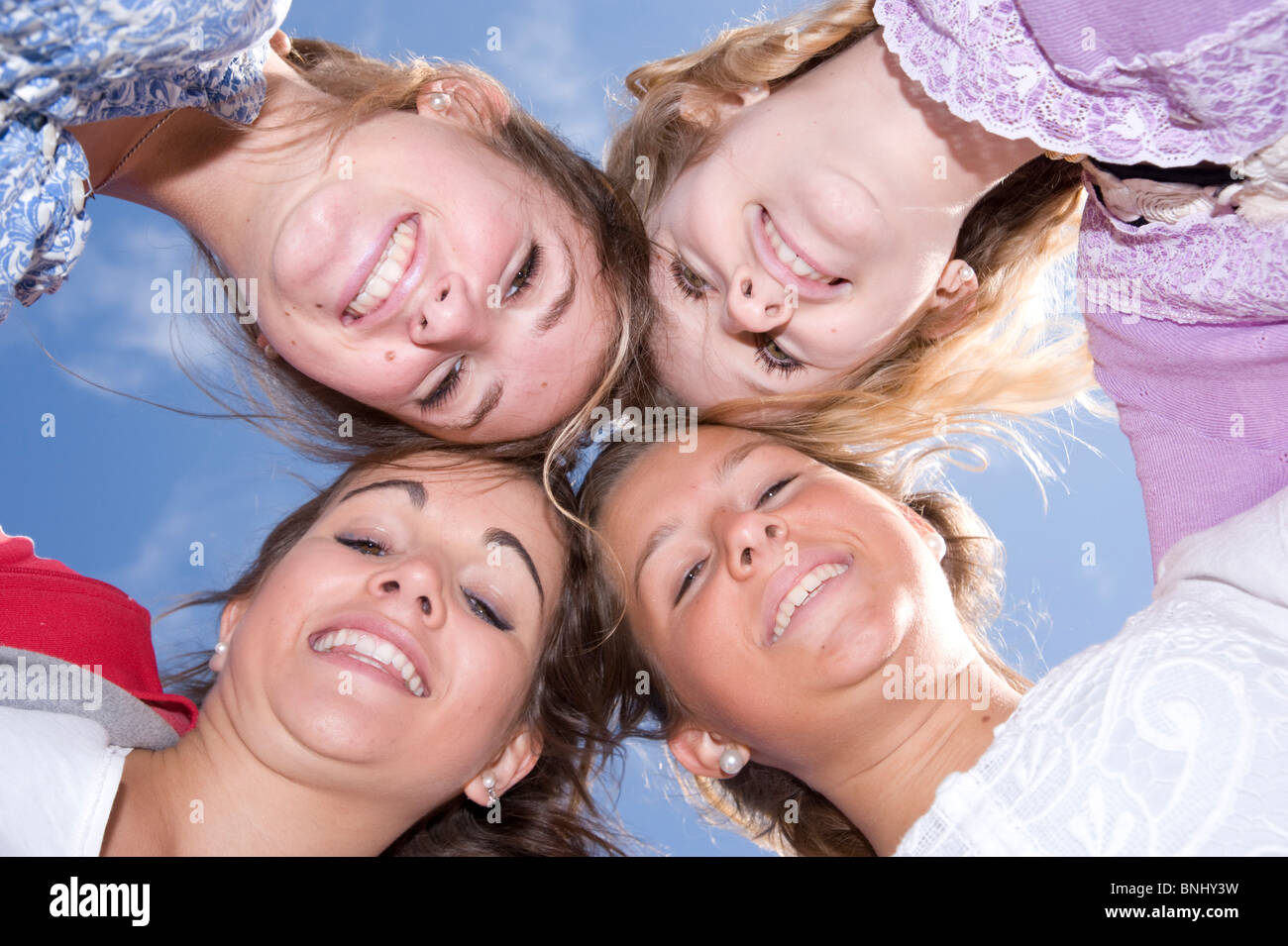 Gruppe von menschen 4 personen -Fotos und -Bildmaterial in hoher ...