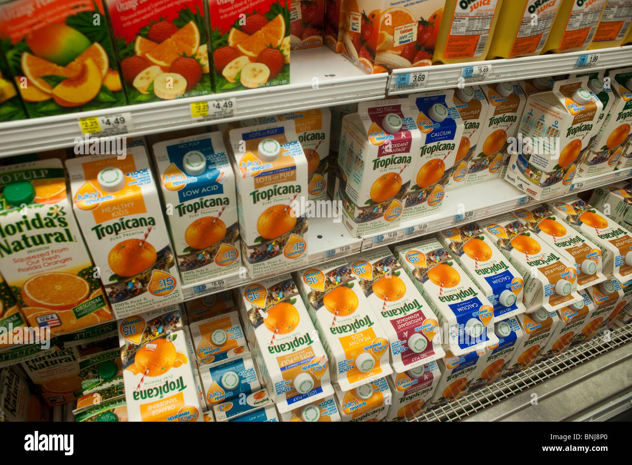 Tropicana marke orangensaft -Fotos und -Bildmaterial in hoher Auflösung ...