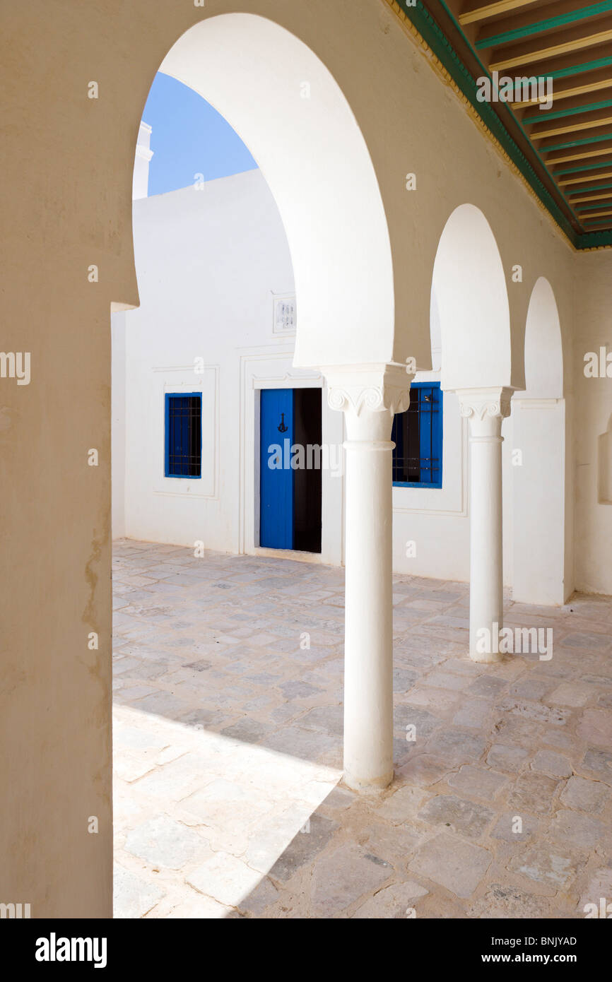 Hof eines traditionellen Hauses im Abschnitt Djerba Heritage der Parc ...