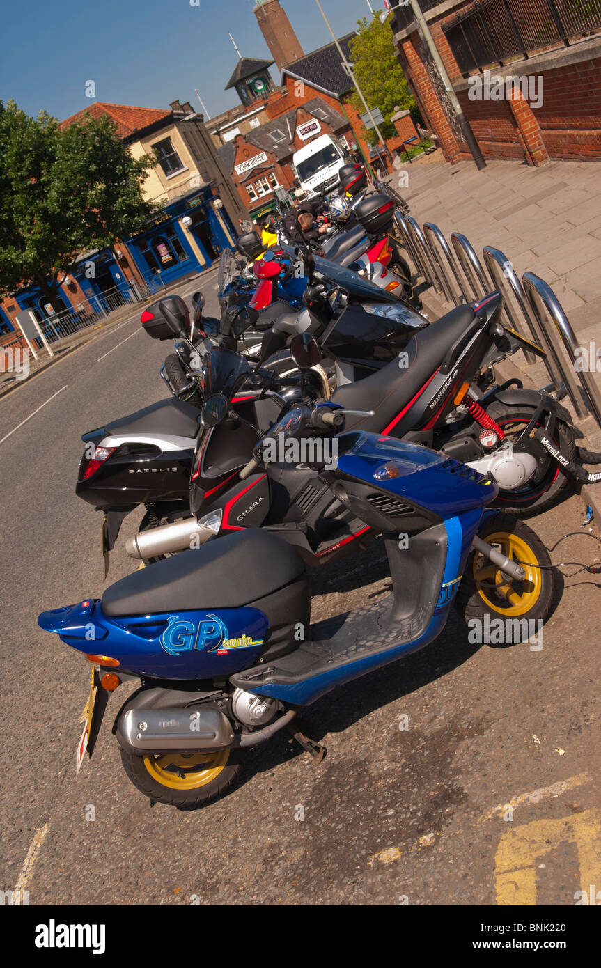 Moped parking -Fotos und -Bildmaterial in hoher Auflösung – Alamy