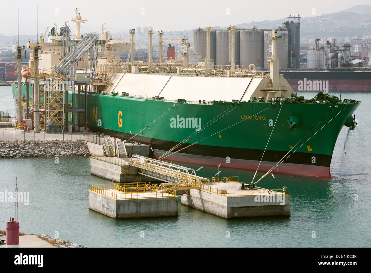 Lng-Tanker oyo Entladen von verflüssigtem Erdgas Cargo Terminal in ...