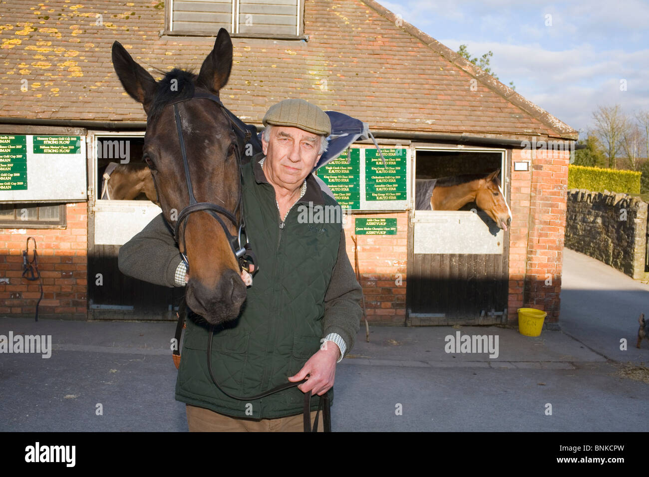 Paul Barber, Trainer Pferd mit Big Fella Dank an seinem Stall in ...