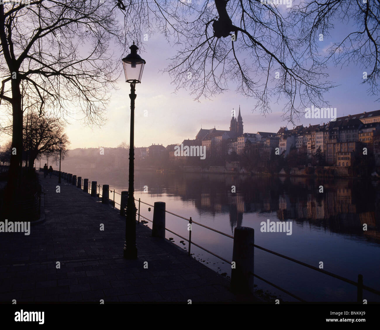 Schweiz Basel Dämmerung Twilight Rhein Rhein Ufer Fluss fließen am ...