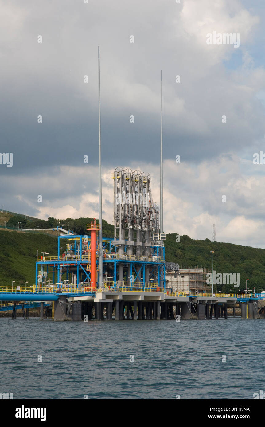 Dragon-LNG-Terminal und Steg, Milford Haven, Pembrokeshire, Wales, UK ...