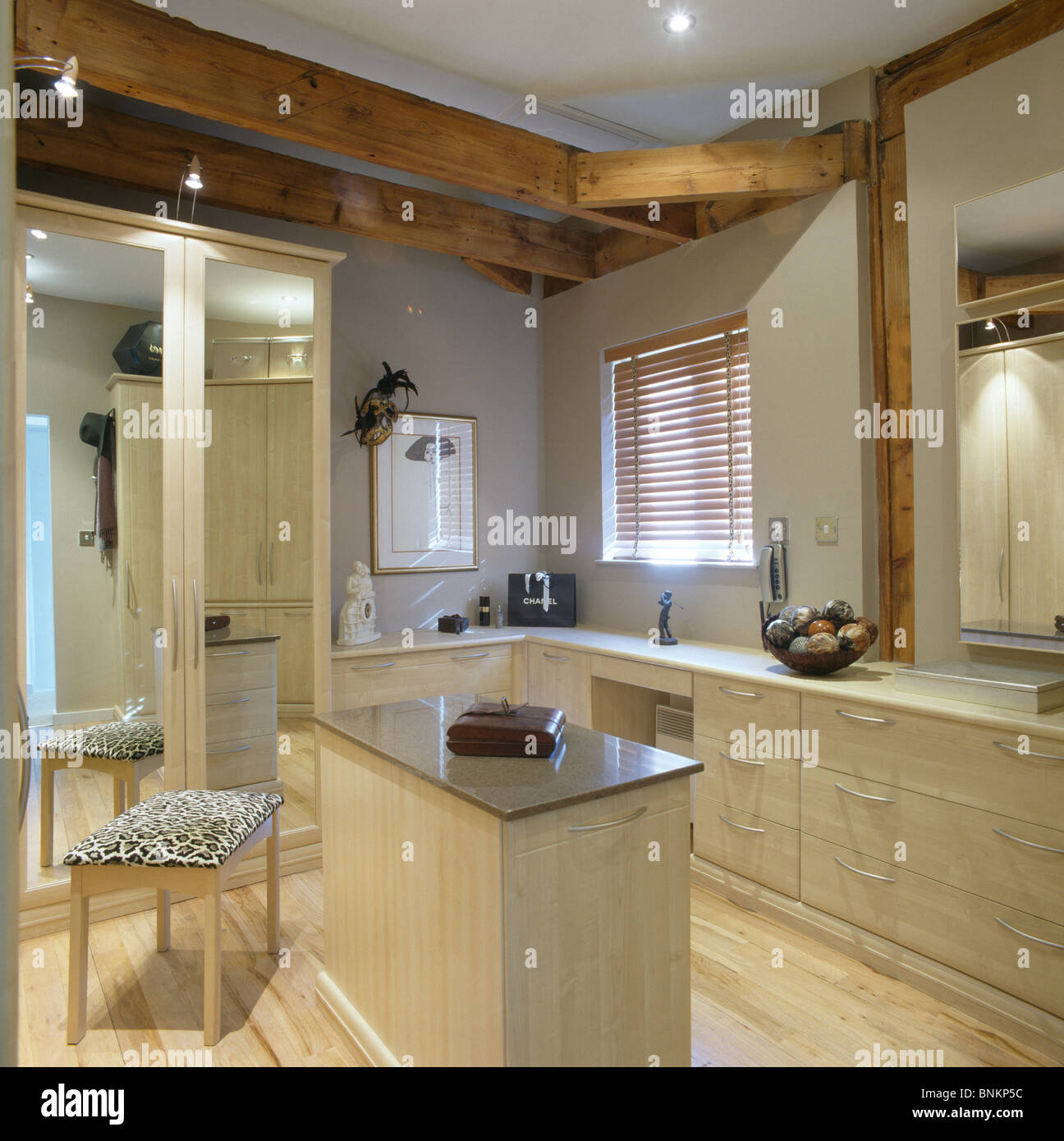 Freiliegende deckenbalken -Fotos und -Bildmaterial in hoher Auflösung ...