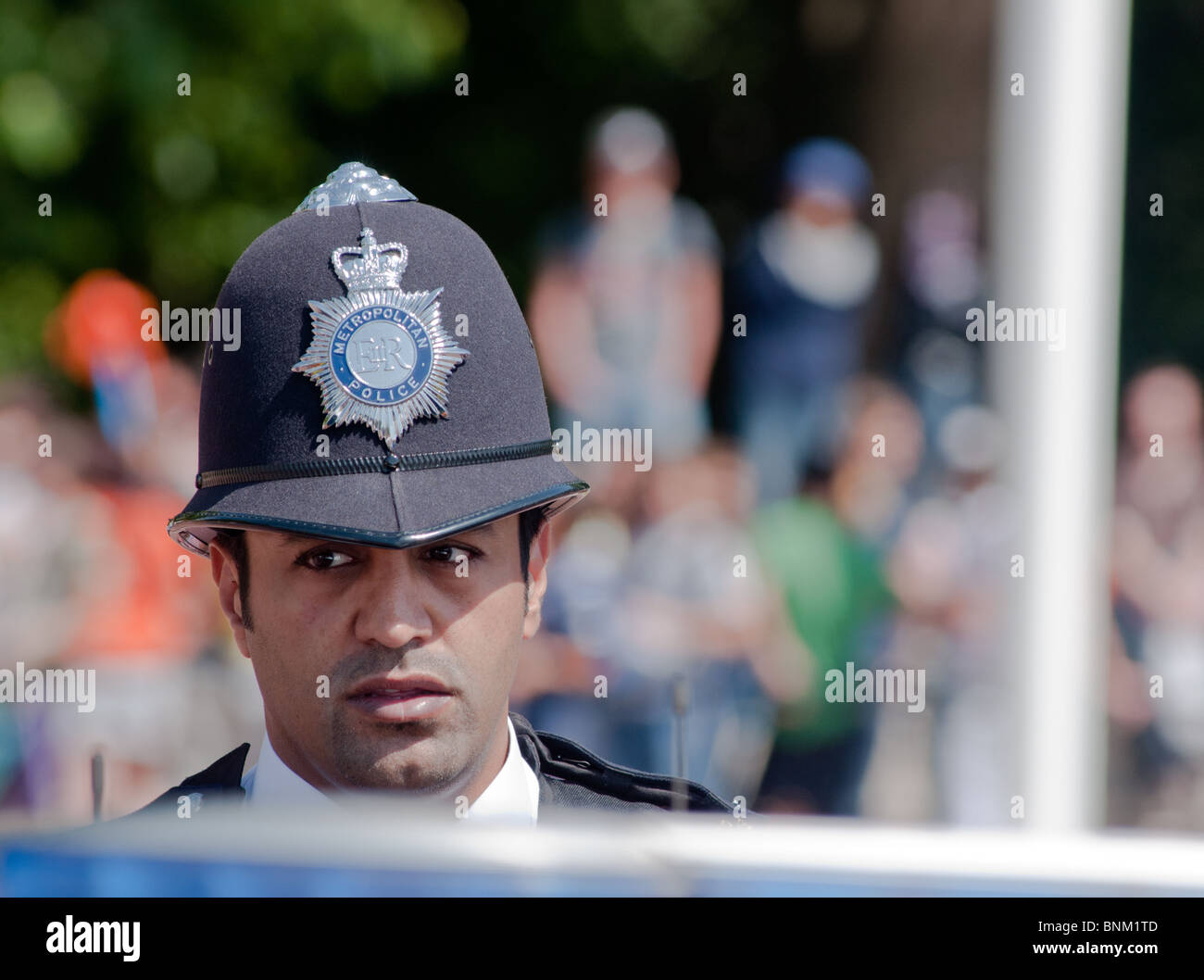 Englischer bobby helm -Fotos und -Bildmaterial in hoher Auflösung – Alamy