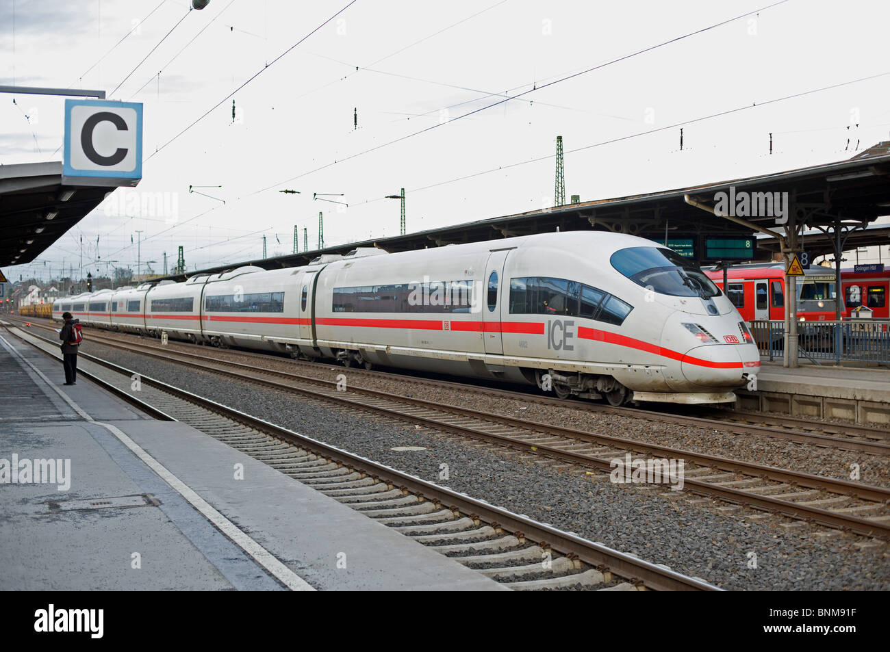 Deutsche eisenbahn zwischen stadt schnellzug -Fotos und -Bildmaterial ...