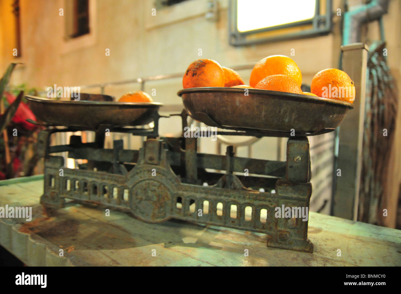 Orangen sind auf einen alten Stil Balance Waage gewogen Stockfotografie ...