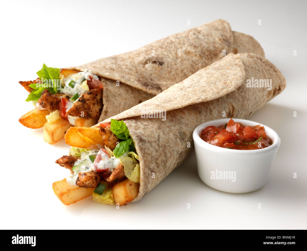 Zwei Hühner Chapati wraps mit Chips-Fusion-food Stockfotografie - Alamy