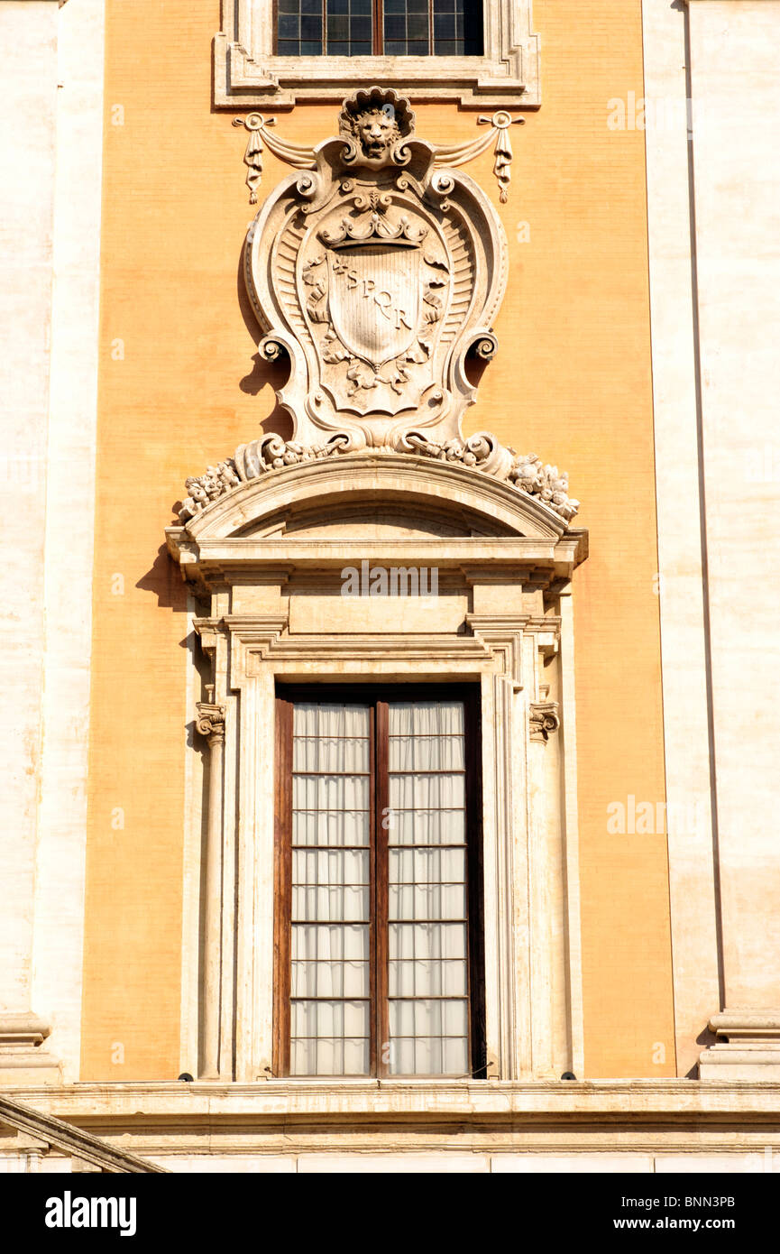 Italien, Rom, Campidoglio, Palazzo Senatorio, Window und SPQR Wappen ...