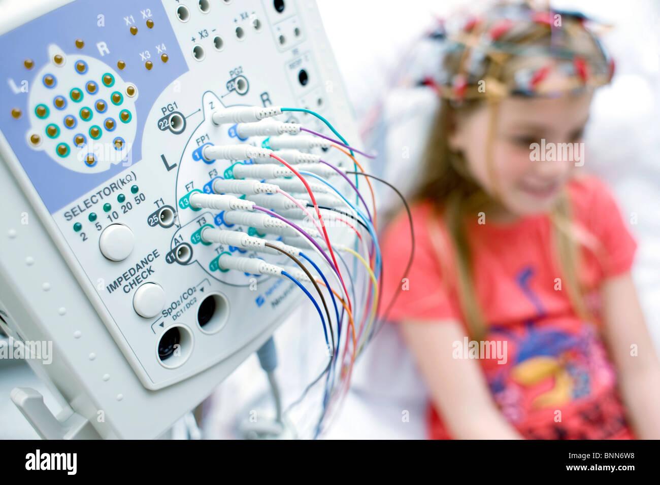 Eeg girl -Fotos und -Bildmaterial in hoher Auflösung – Alamy