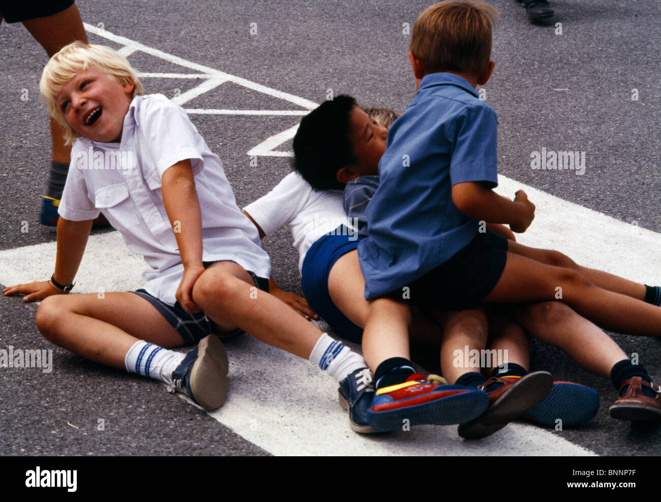 Primary school boys fighting -Fotos und -Bildmaterial in hoher Auflösung – Alamy