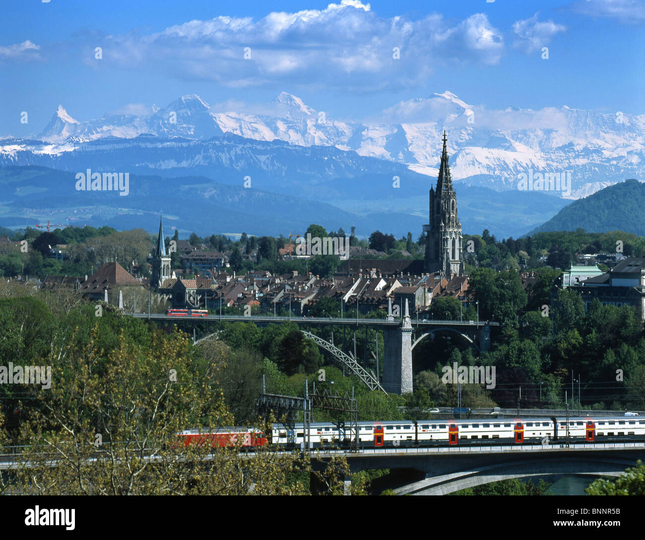 Bern Berner Alpen Eisenbahn Zug Feature Eisenbahn Berg Berge Stadt ...