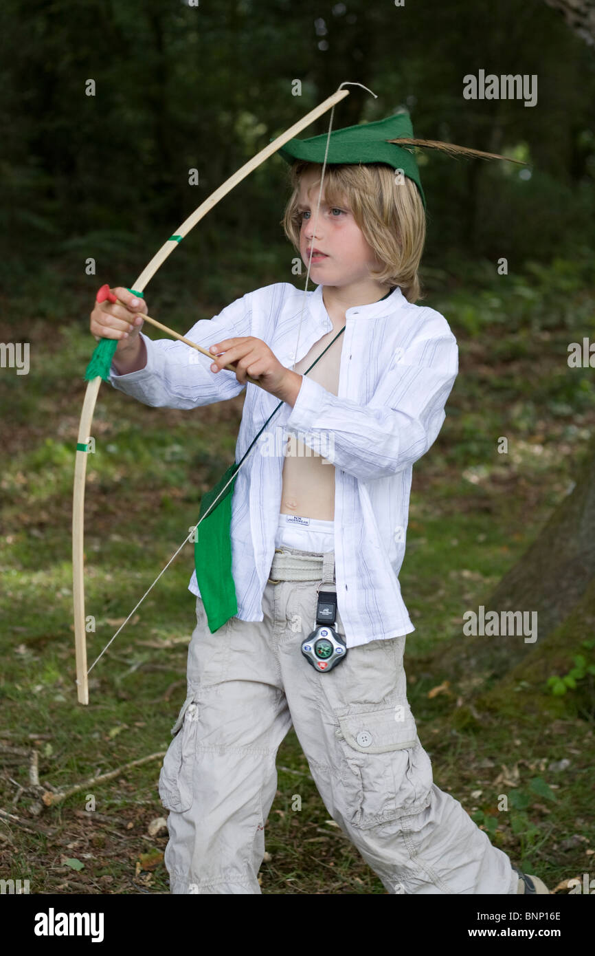 Robin hood holding pfeil und bogen -Fotos und -Bildmaterial in hoher Auflösung – Alamy
