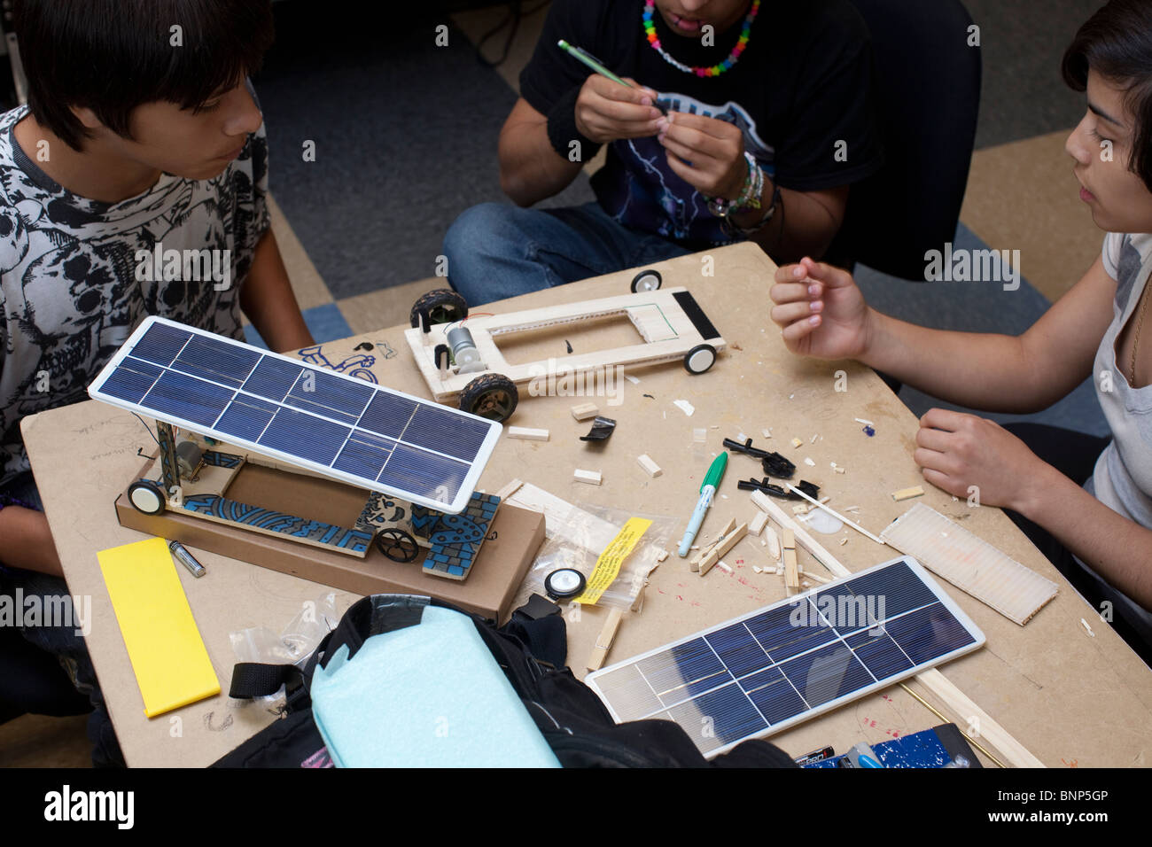 Schüler arbeiten an Funk-solar Modellautos in engineering Klasse an ...