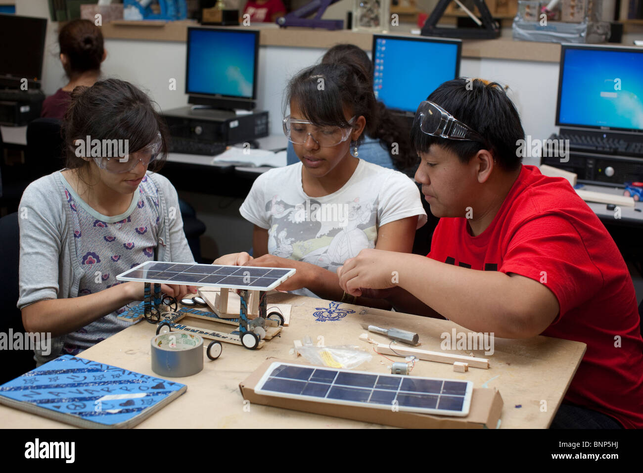 Schüler arbeiten an Funk-solar Modellautos in engineering Klasse an ...