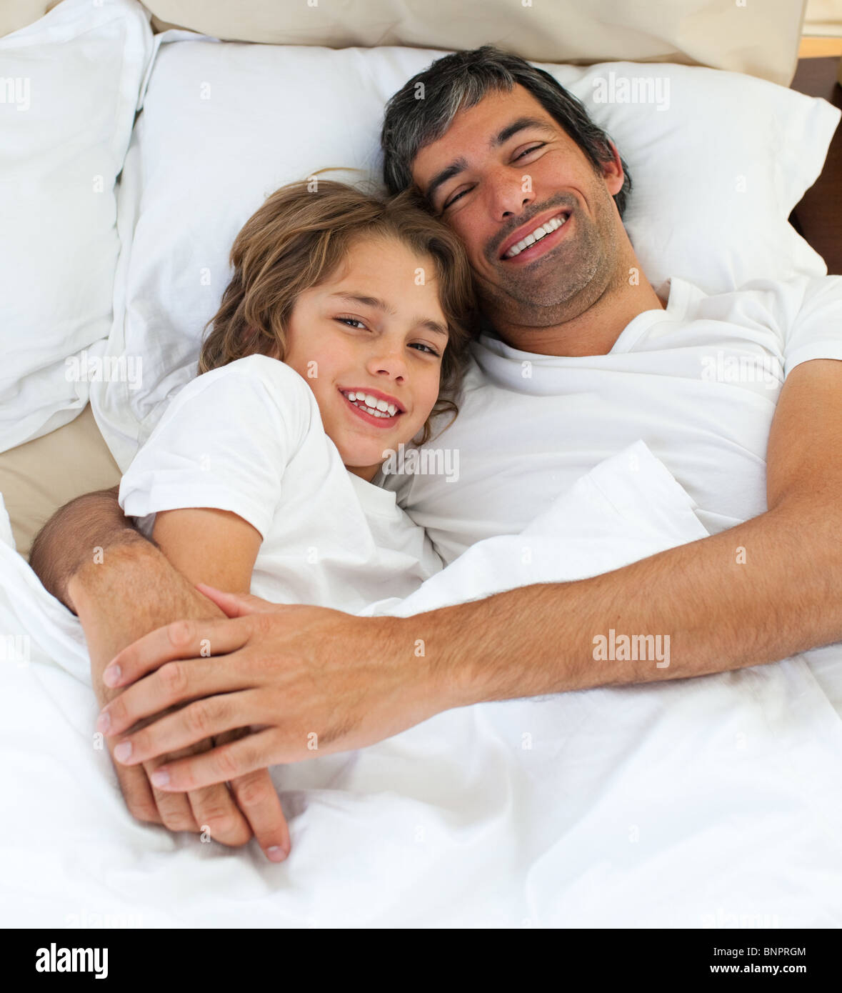 Vater Sohn Nach Hause Kuscheln Stockfotos und -bilder Kaufen - Alamy