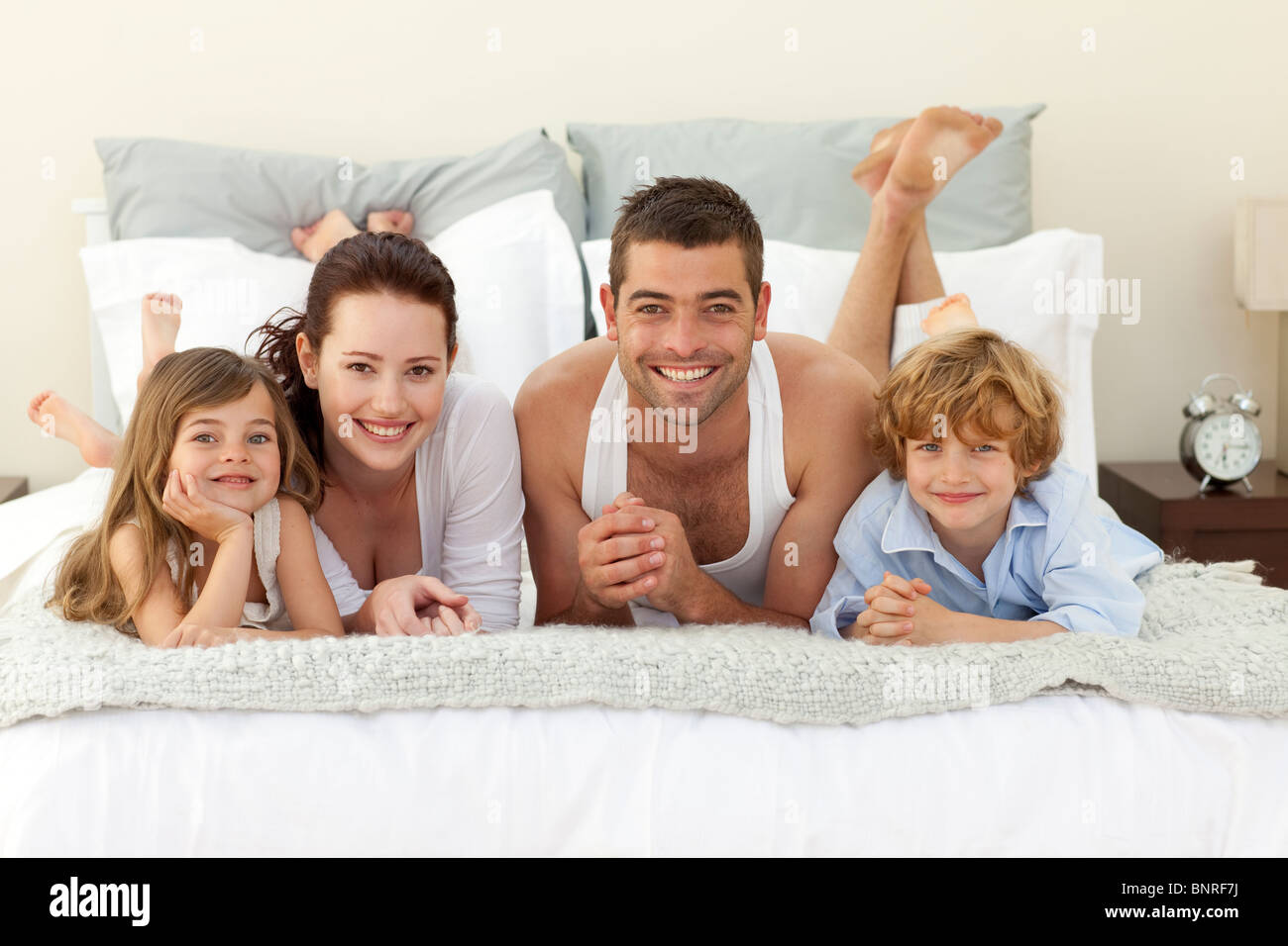 Sohn und papa kuscheln im bett -Fotos und -Bildmaterial in hoher Auflösung - Seite 2 - Alamy