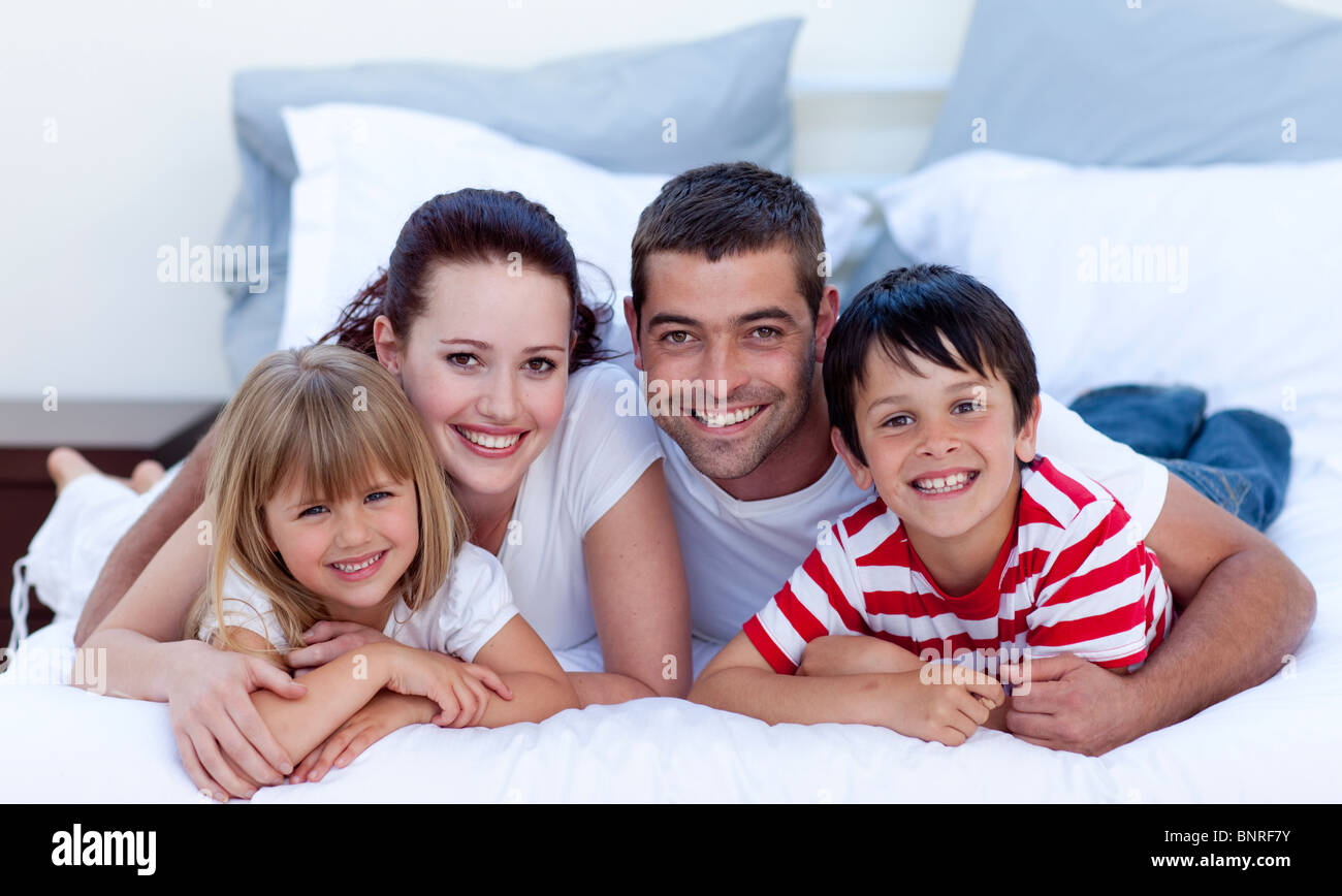 Sohn und papa kuscheln im bett -Fotos und -Bildmaterial in hoher Auflösung - Seite 3 - Alamy