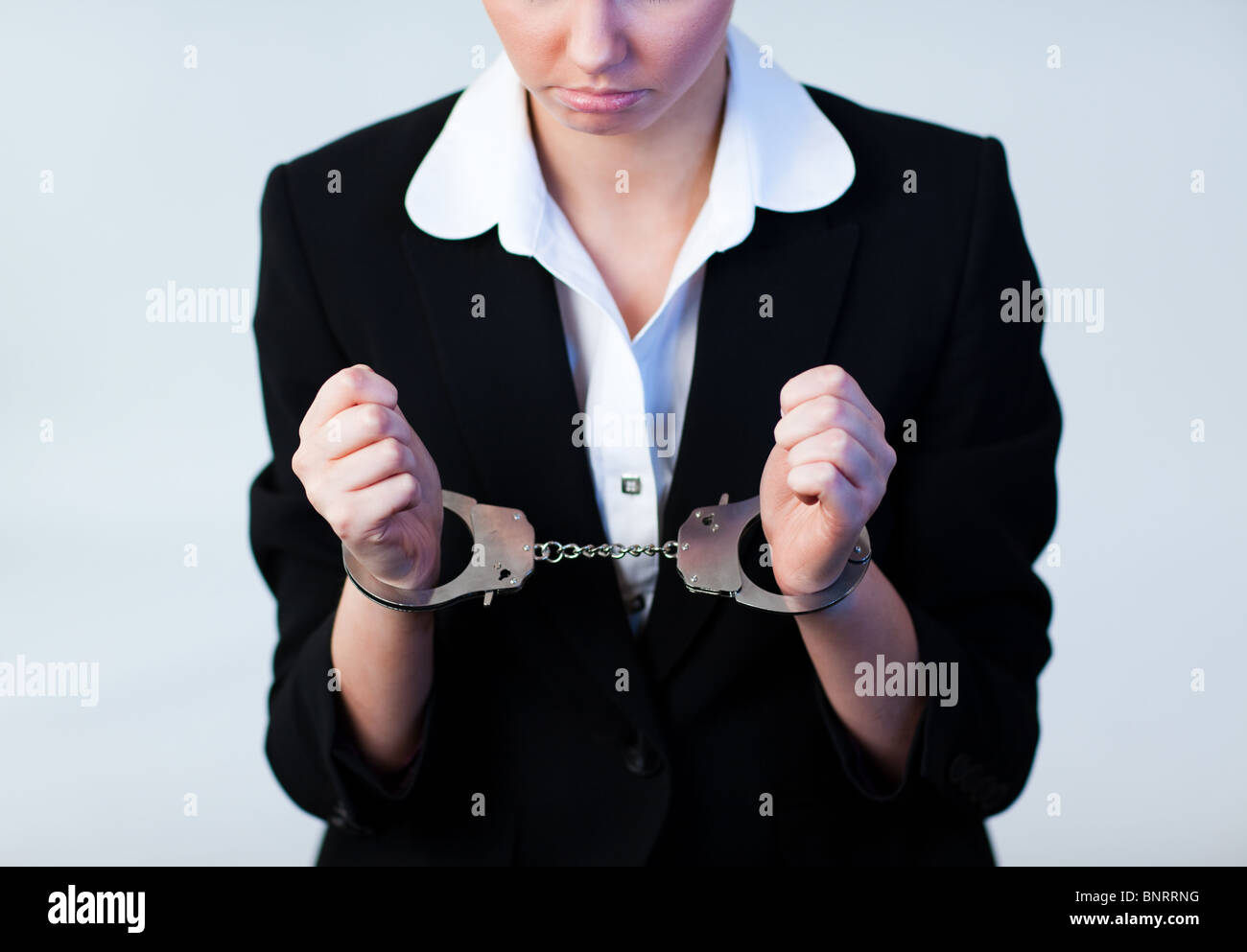 Frau in handschellen Stockfotos und -bilder Kaufen - Alamy