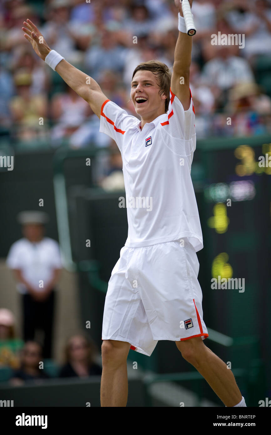 4. Juli 2010. Marton Fucsovics HUN (13) schlägt Benjamin Mitchell AUS ...