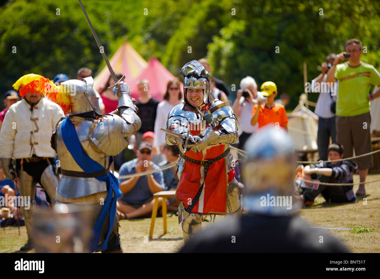 Gekleidet in authentischen Rüstungen und verwenden, die echte Schwerter ...
