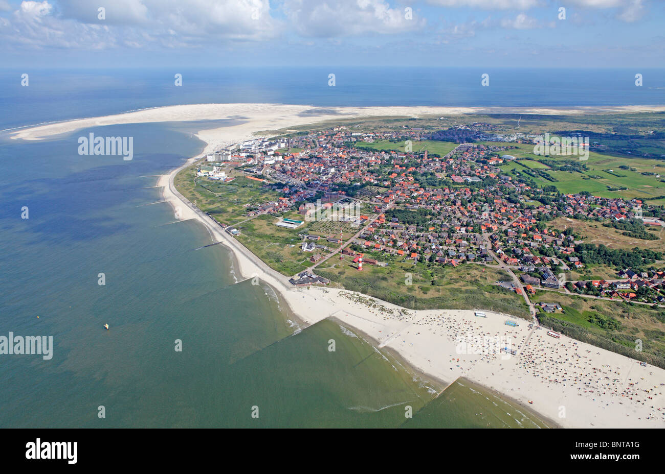 Luftaufnahme der Stadt Borkum, Insel Borkum, Ostfriesland, Nordseeküste ...