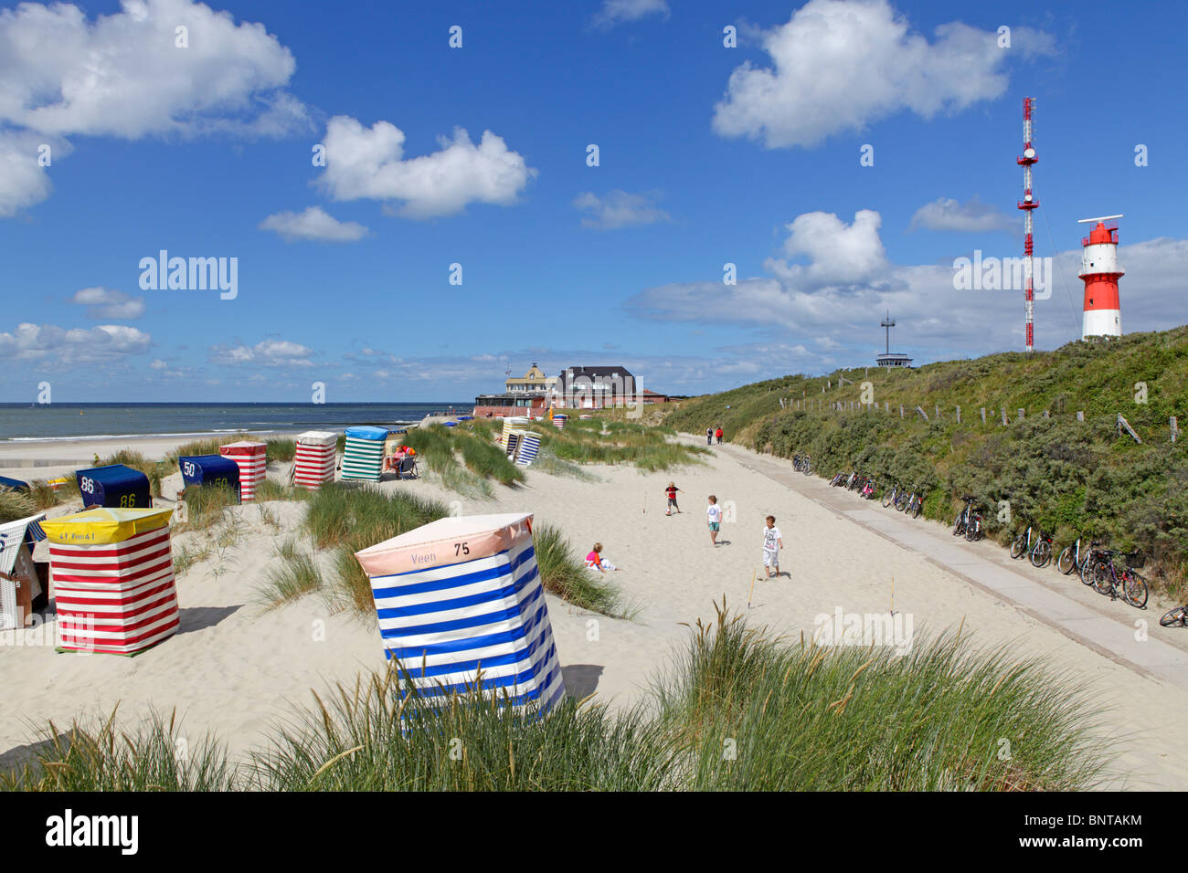 Südstrand und elektrische Leuchtturm der Insel Borkum, Ostfriesland ...