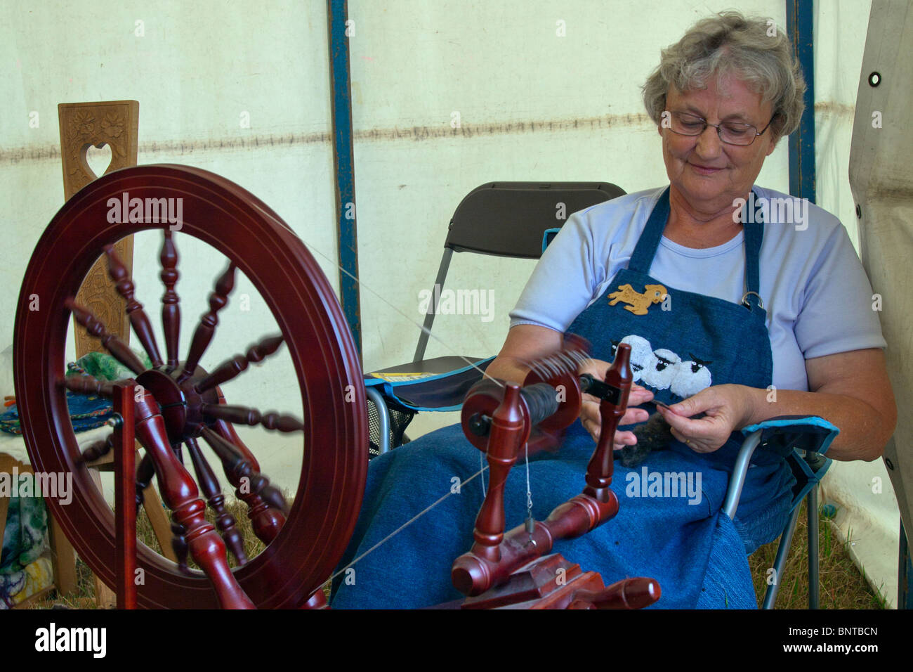 Alte frau mit spinnrad -Fotos und -Bildmaterial in hoher Auflösung ...