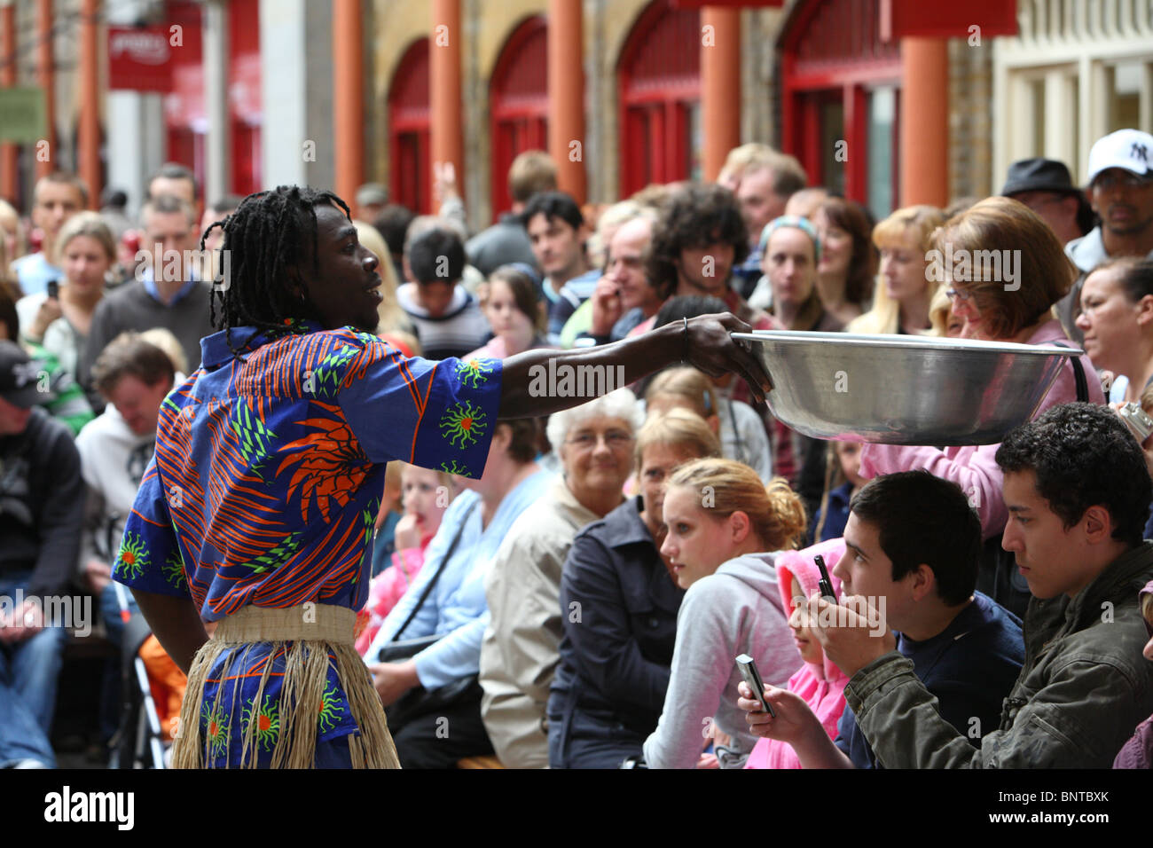 Leute, die geld sammeln -Fotos und -Bildmaterial in hoher Auflösung – Alamy