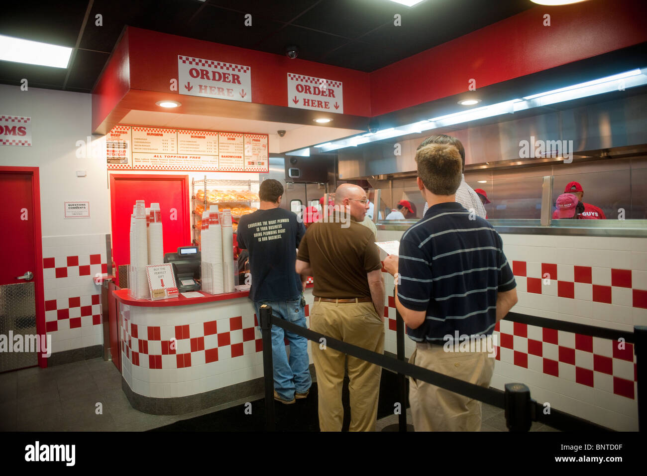 New five guys burgers fries -Fotos und -Bildmaterial in hoher Auflösung ...