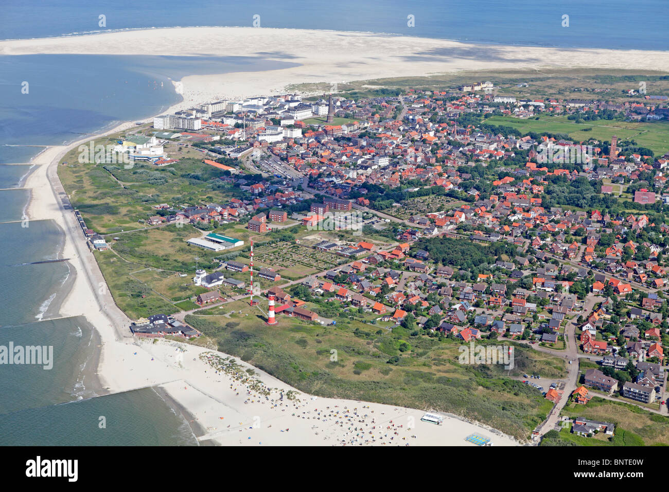 Luftaufnahme der Stadt Borkum, Insel Borkum, Ostfriesland, Nordseeküste ... Luftaufnahme der Stadt Borkum, Insel Borkum, Ostfriesland, Nordseeküste ...