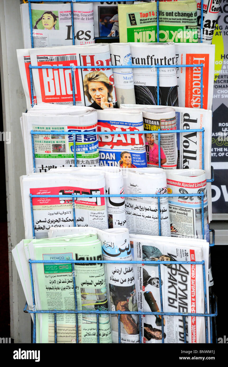 Newspapers international rack -Fotos und -Bildmaterial in hoher ...